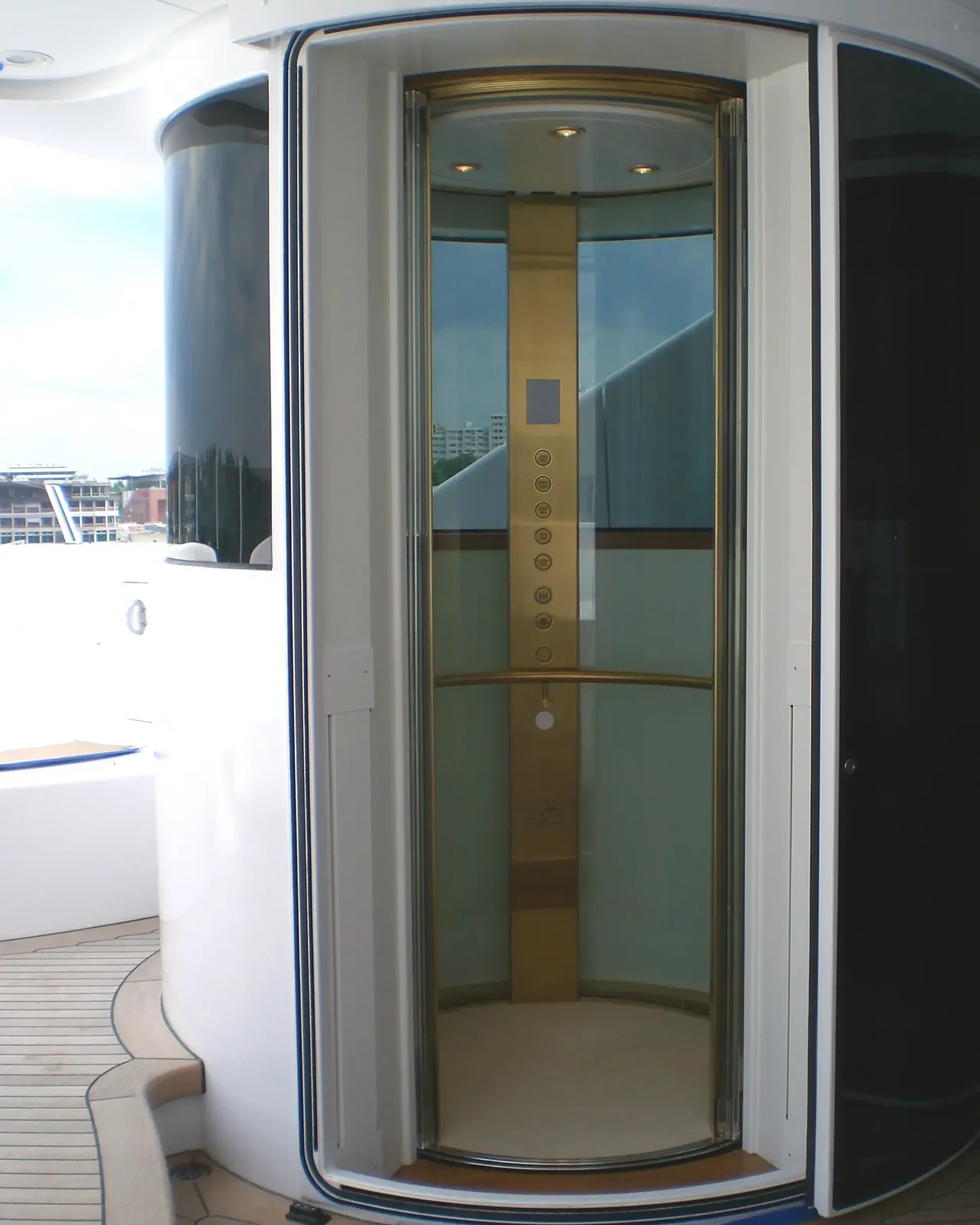 Reference: Round elevator for private yacht | LUTZ