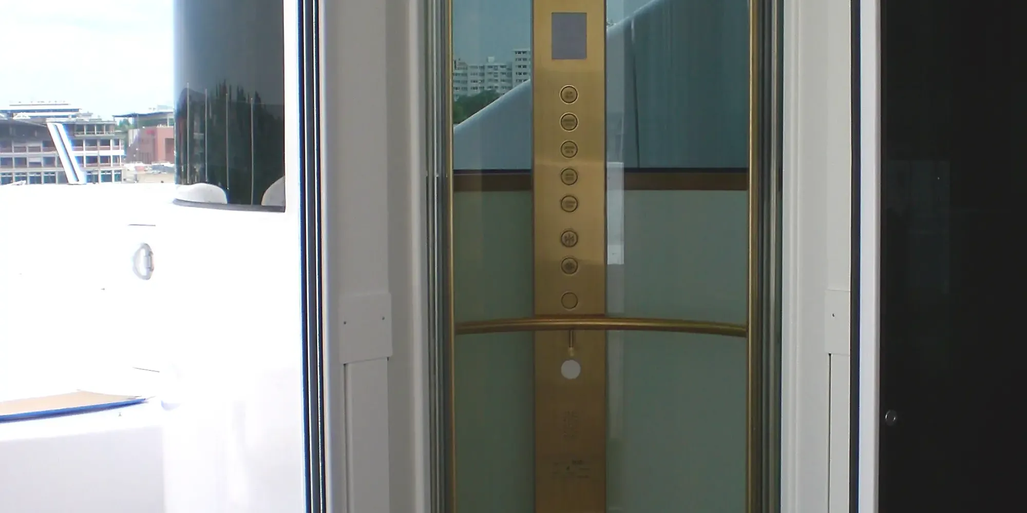 Reference: Round elevator for private yacht | LUTZ